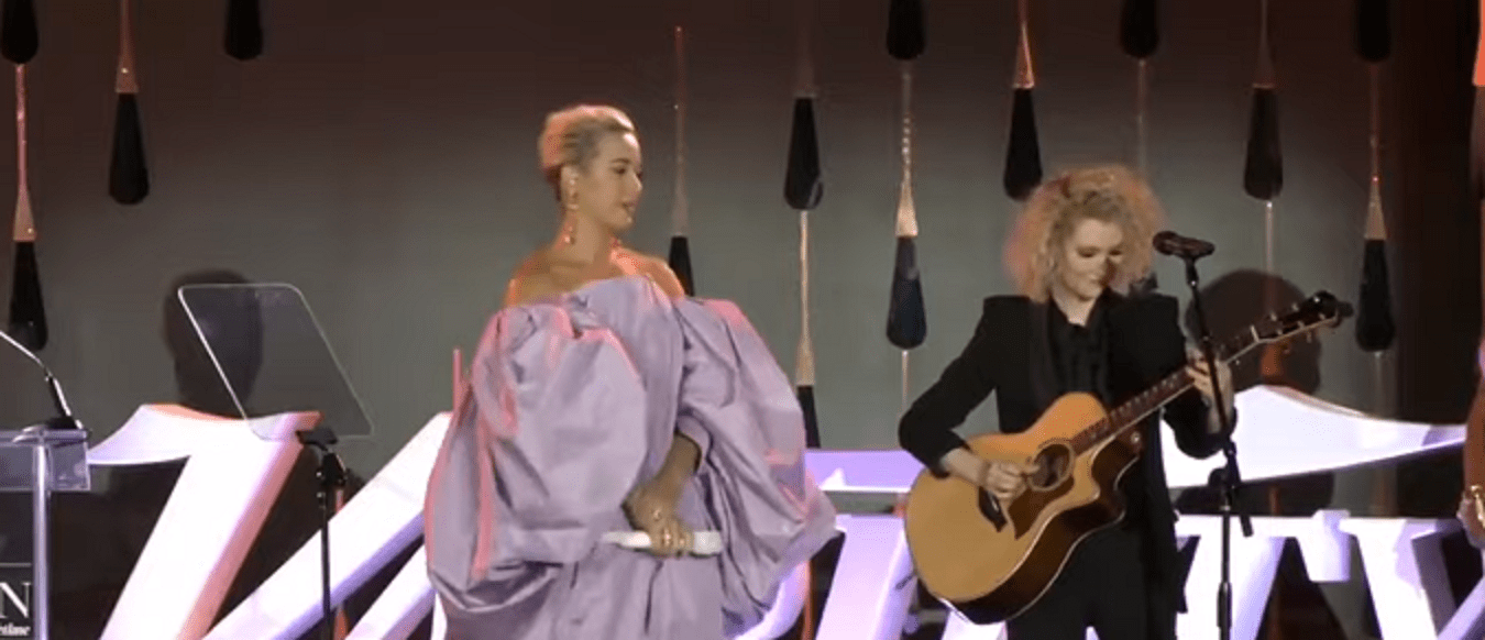 Katy Perry esibisce "What Makes a Woman" con Devon Jane Eisenbarger - L ...