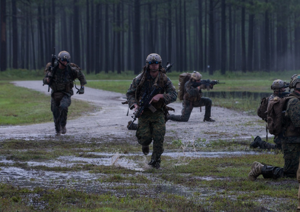 The Pic of the Day: Recon Marines shoot in the rain | SOFREP