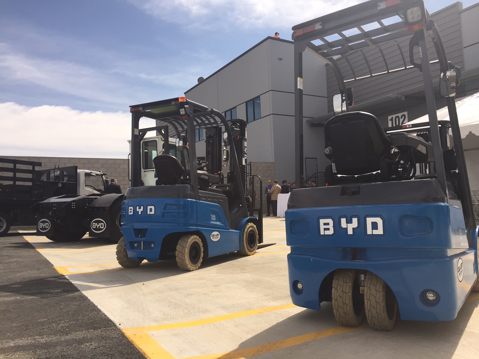 BYD delivers a fleet of all-electric trucks to work in yards in ...