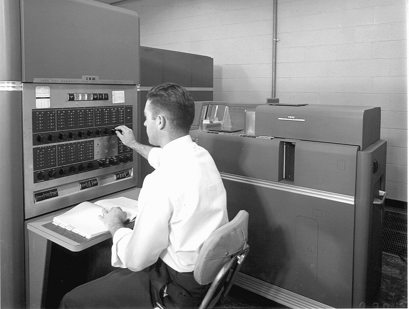 Historia de la tecnología: IBM 650, el primer modelo fabricado en serie por el gigante azul