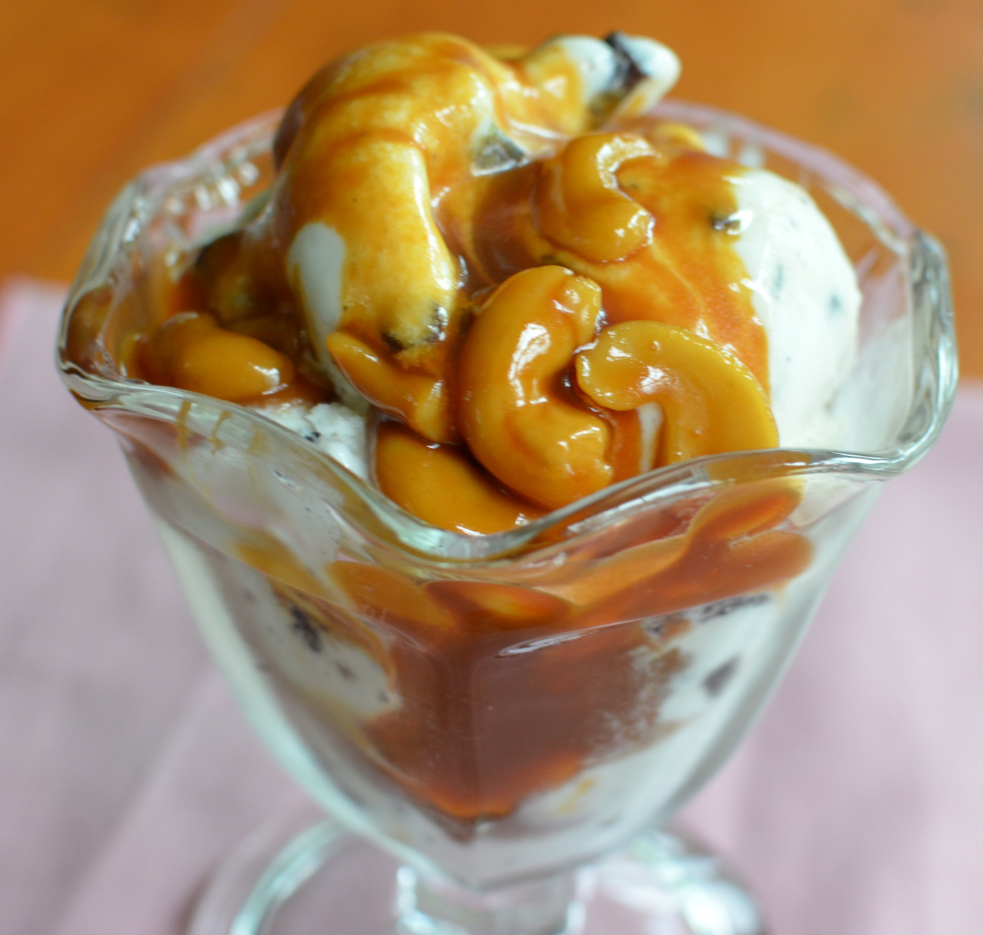 Short And Sweet. Cashew Caramel Sundaes. | I Sing In The Kitchen