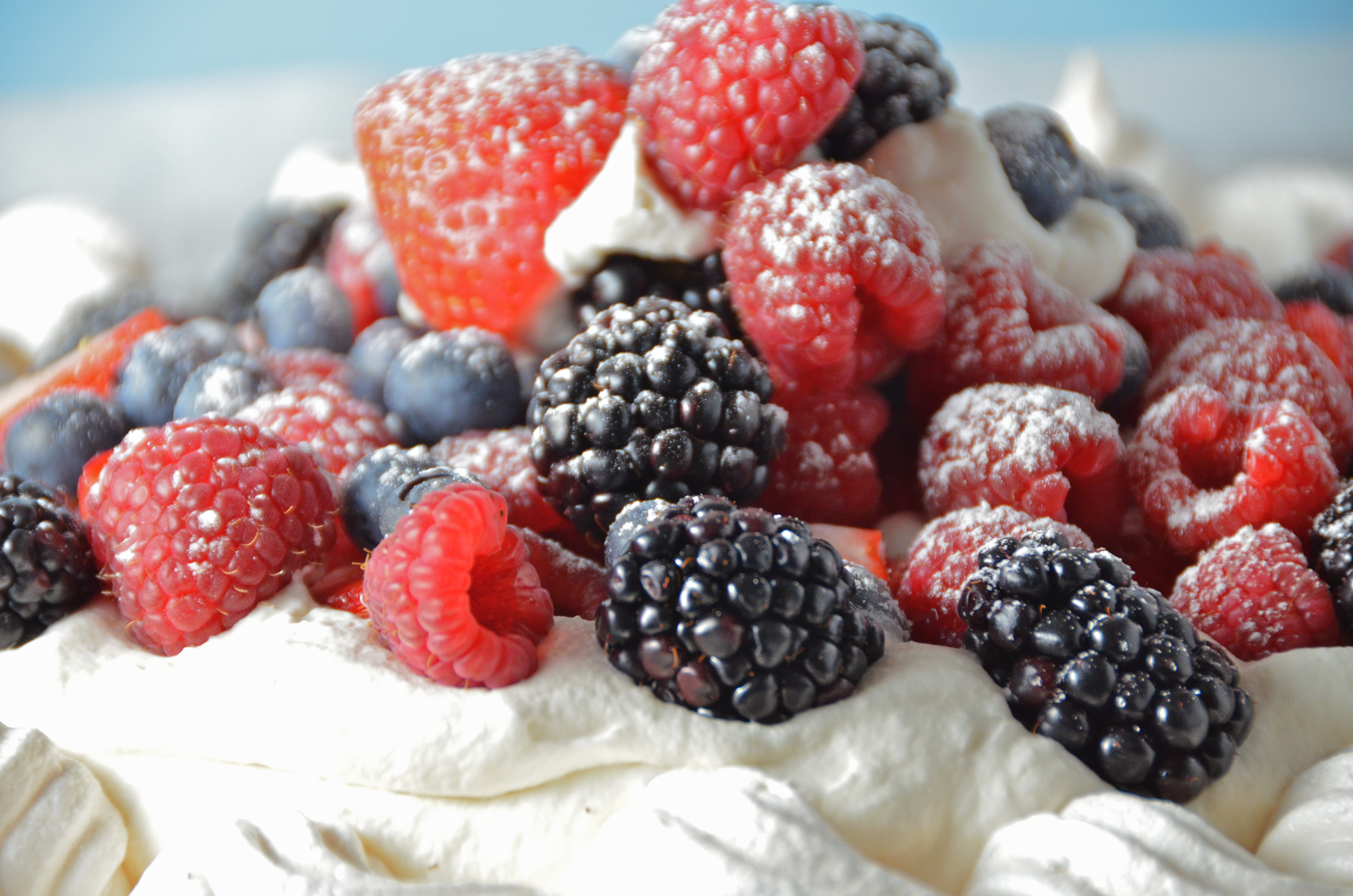 Mixed Berry Pavlova. Fleur Jack On The Stereo. | I Sing In The Kitchen