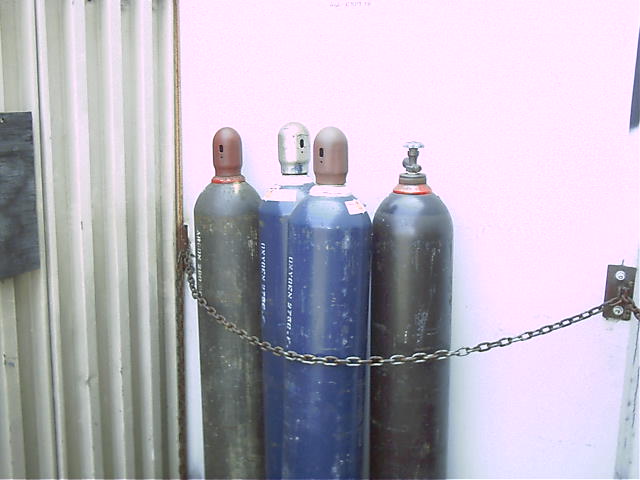 Returning a half-empty (pressurized) gas cylinder to the supplier ...