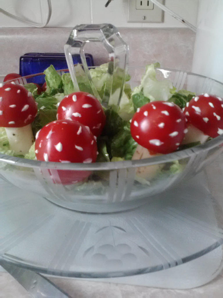 Make edible 1-up mushrooms out of tomatoes and string cheese • Offbeat ...