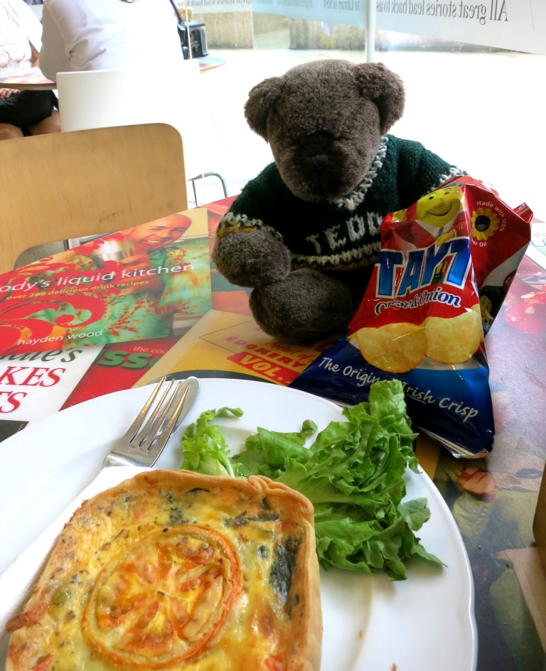Editor Des has lunch at the library.