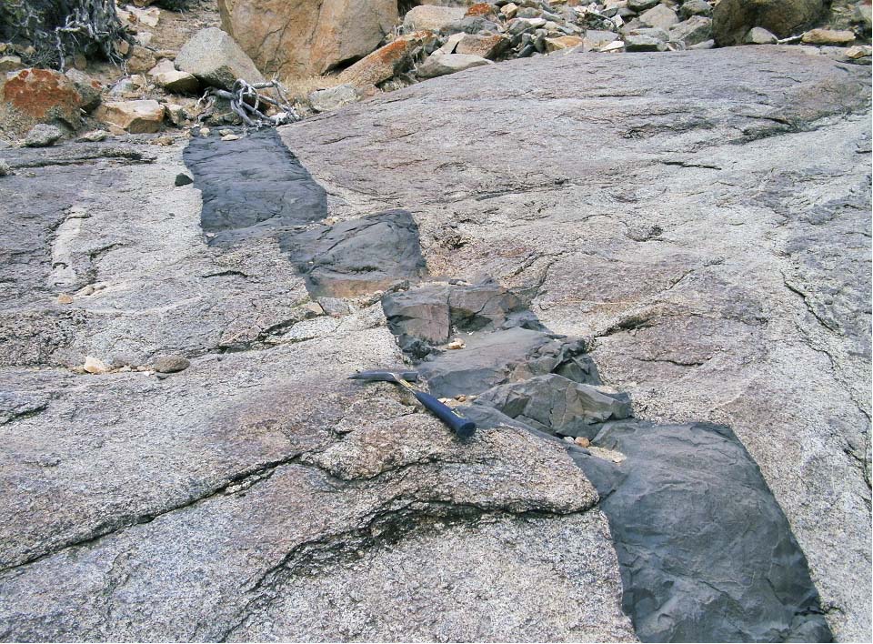 DIQUES Y SILLS – ATLAS DE ROCAS ÍGNEAS