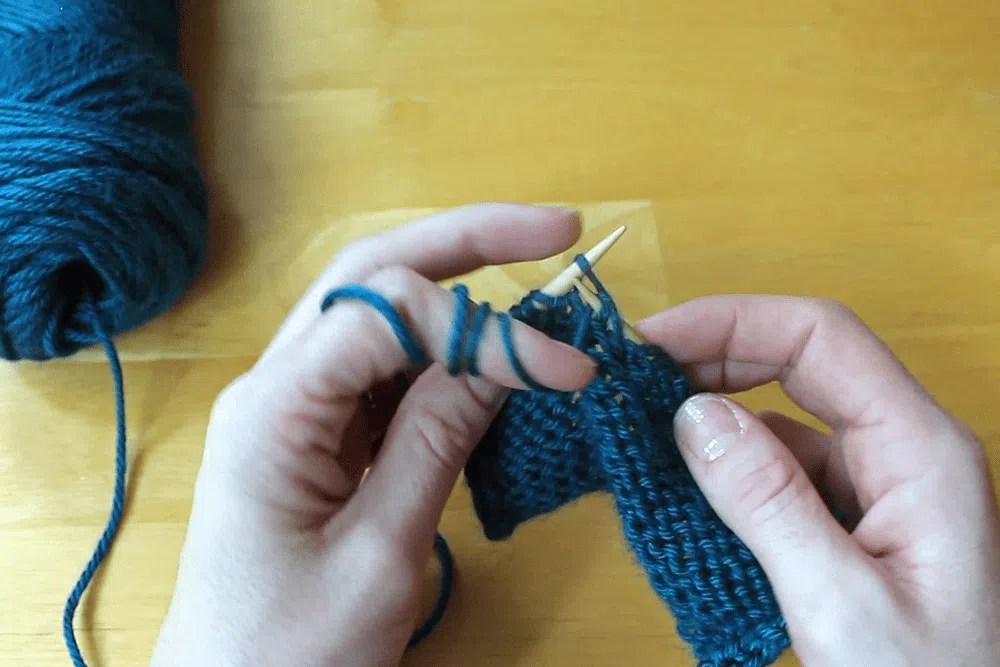 How to Make the Purl Stitch, Knitting Tutorial from PurlsAndPixels
