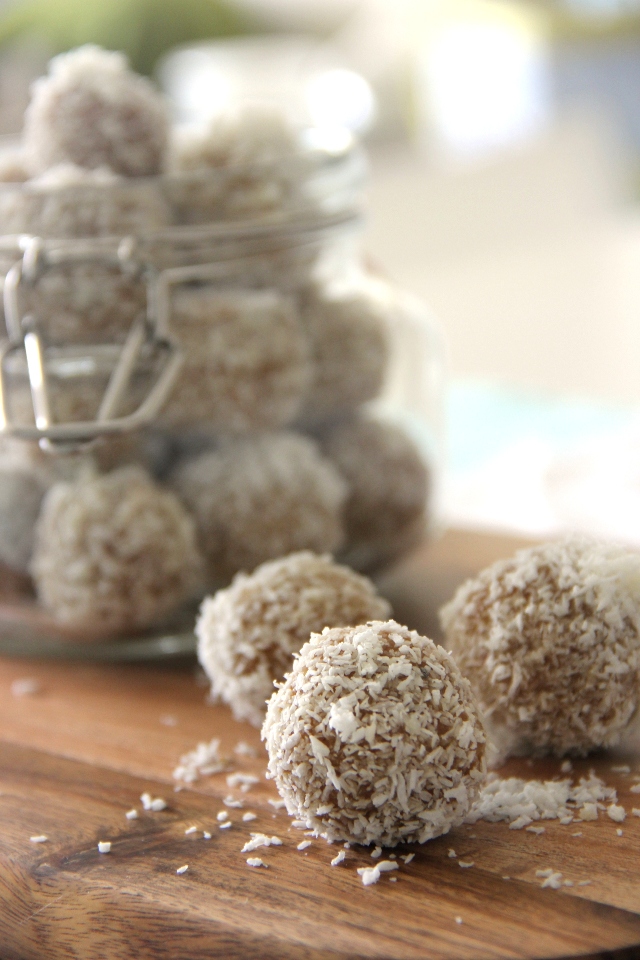 Apricot Coconut Snack Balls | mattersofthebelly