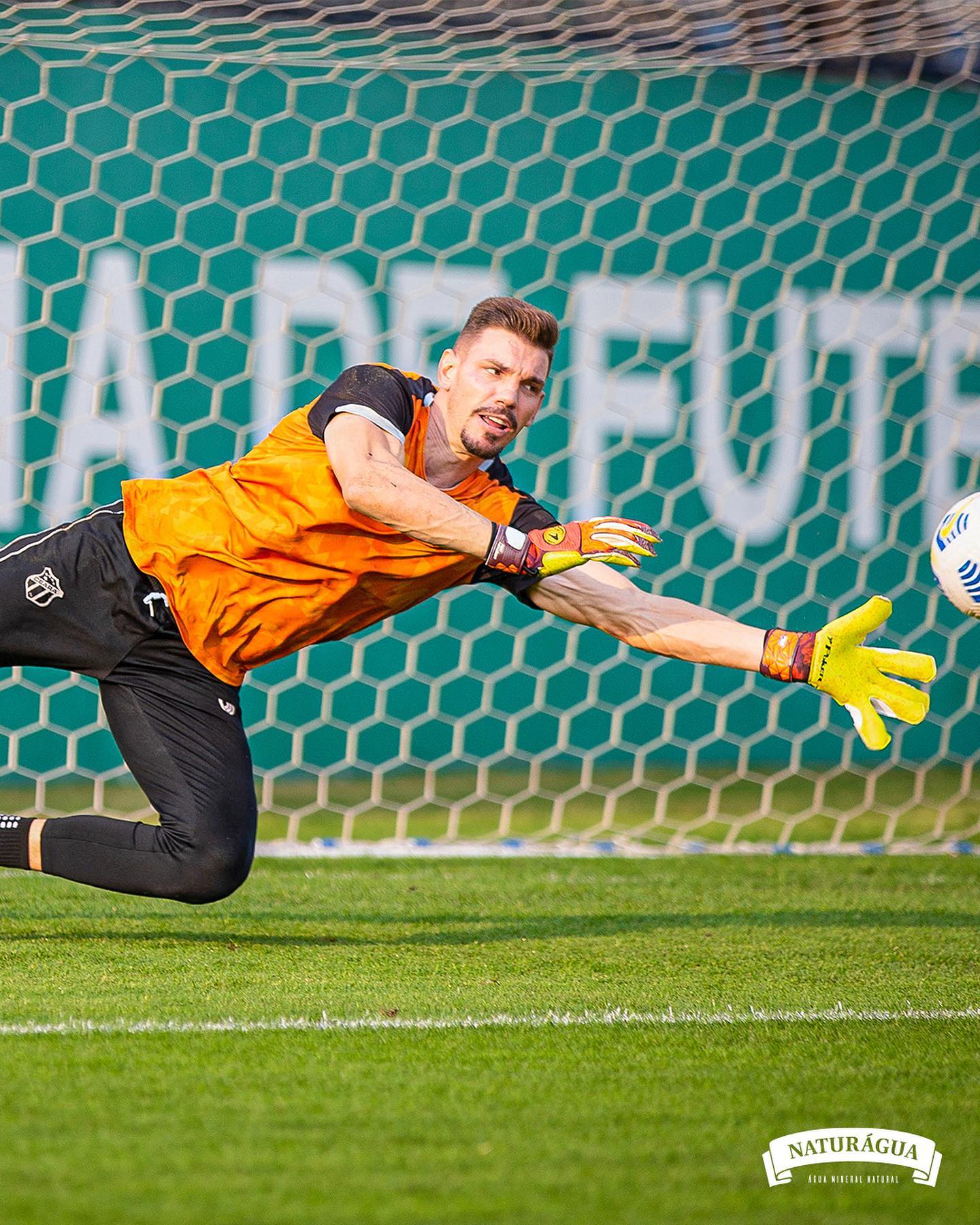 Com apenas uma derrota em dez jogos pelo Ceará, goleiro João Ricardo ...