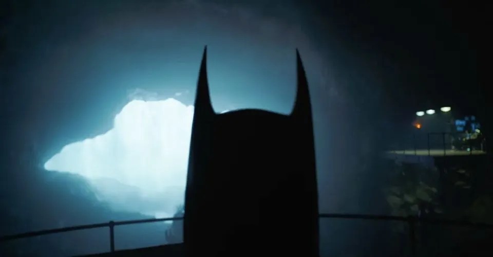 The Flash: Il Trailer mostra il primo sguardo al costume di Batman di ...