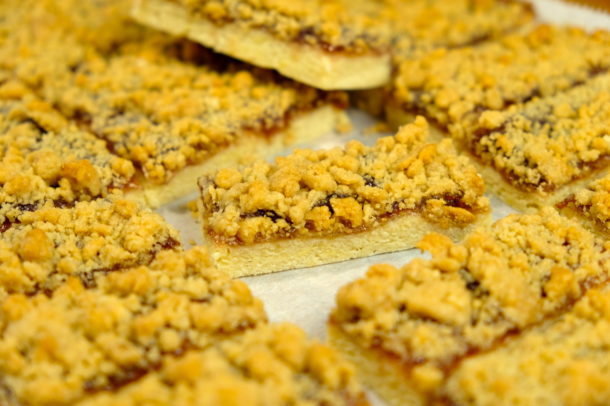 Raspberry Shortbread Bars with Streusel Crumb Topping - Sips, Nibbles ...