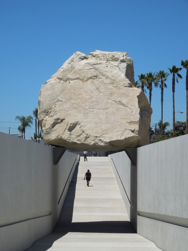 Levitated Mass: la piedra de 340 toneladas que "flota" | Sopitas.com