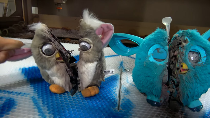 ¡El Horror! Así es como luce un Furby por dentro | Sopitas.com